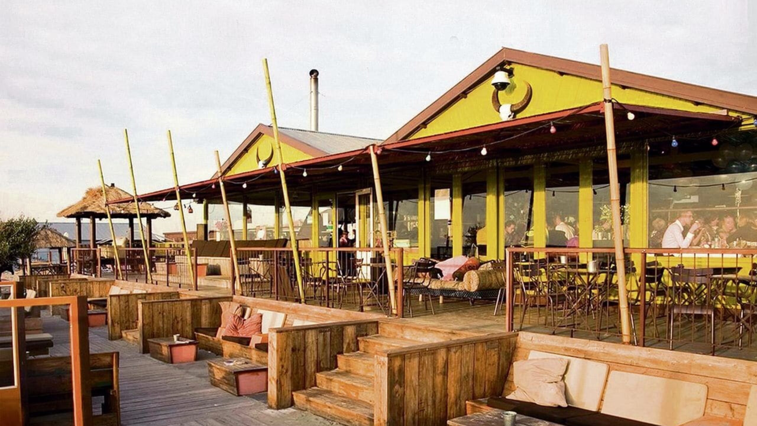 OutdoorPub - Strandpaviljoen Timboektoe